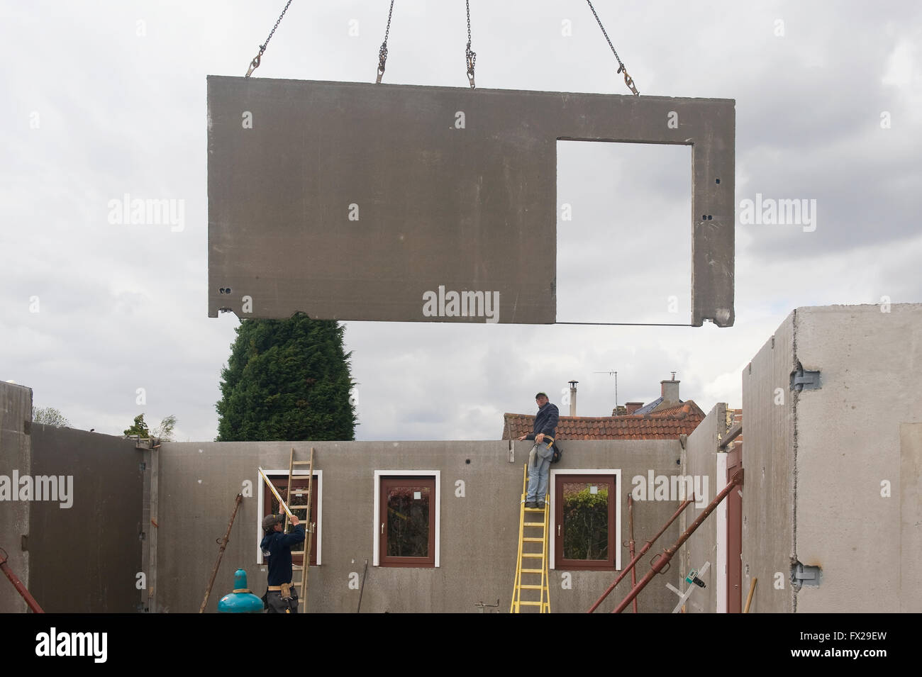 House construction, Wall installation Stock Photo - Alamy