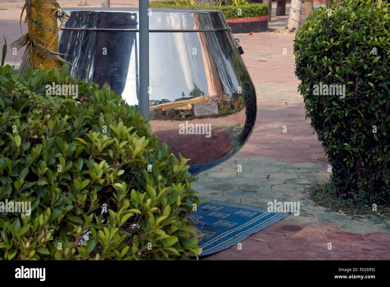 Distorted face hi-res stock photography and images - Alamy