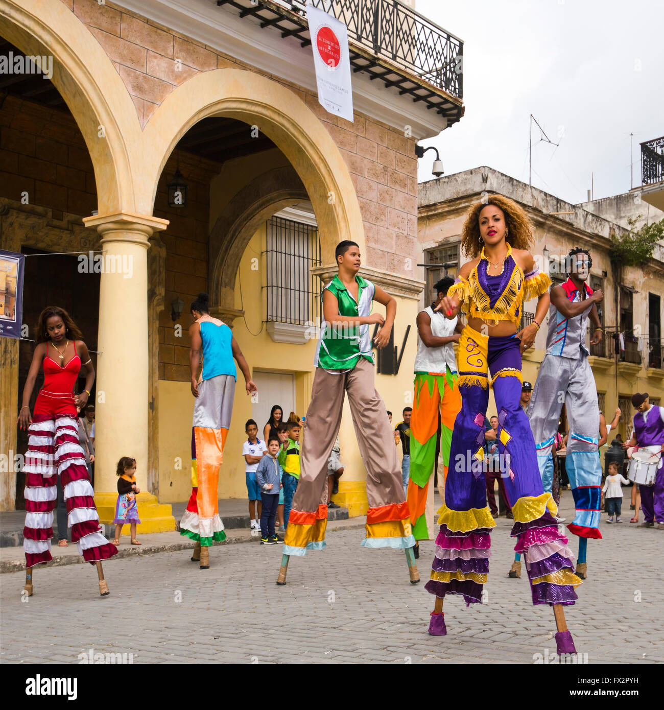 Colours in street performing hi-res stock photography and images - Alamy