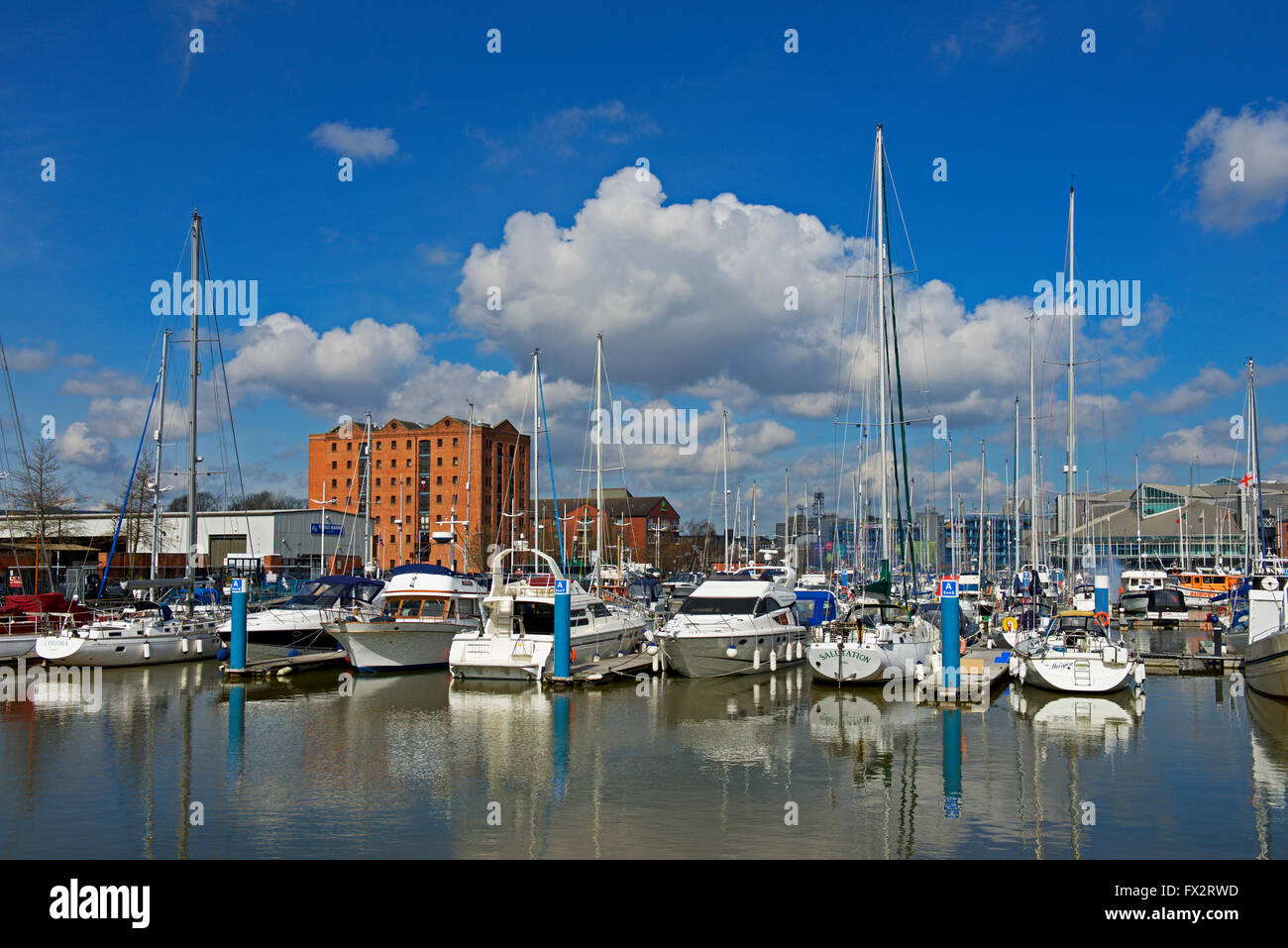 Hull harbour yorkshire hi-res stock photography and images - Alamy