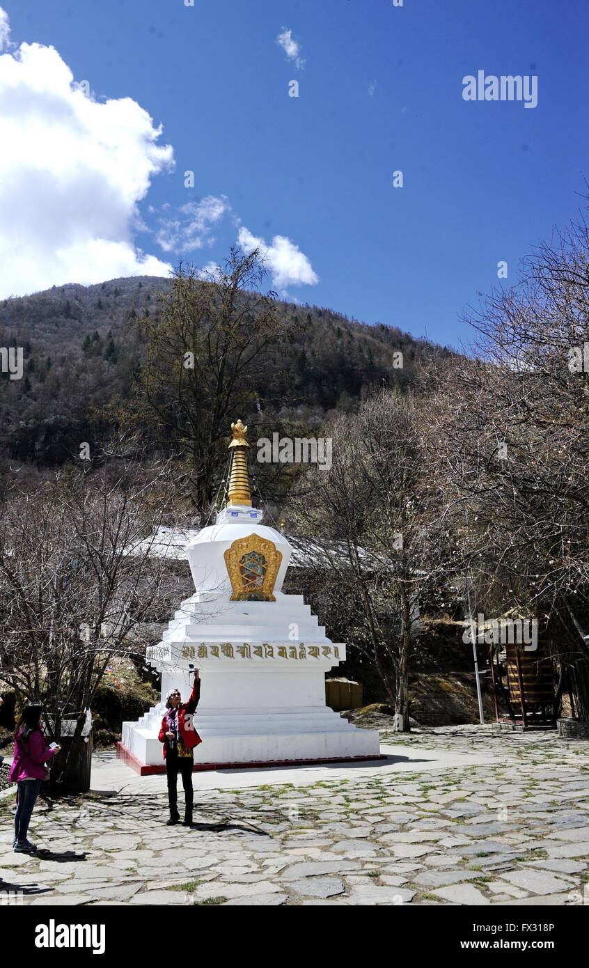 Gongbo'gyamda, China's Tibet Autonomous Region. 9th Apr, 2016. Tourists ...