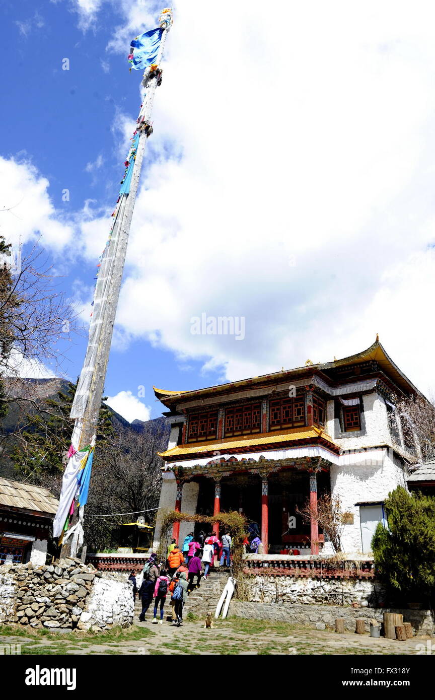 Gongbo'gyamda, China's Tibet Autonomous Region. 9th Apr, 2016. Tourists ...