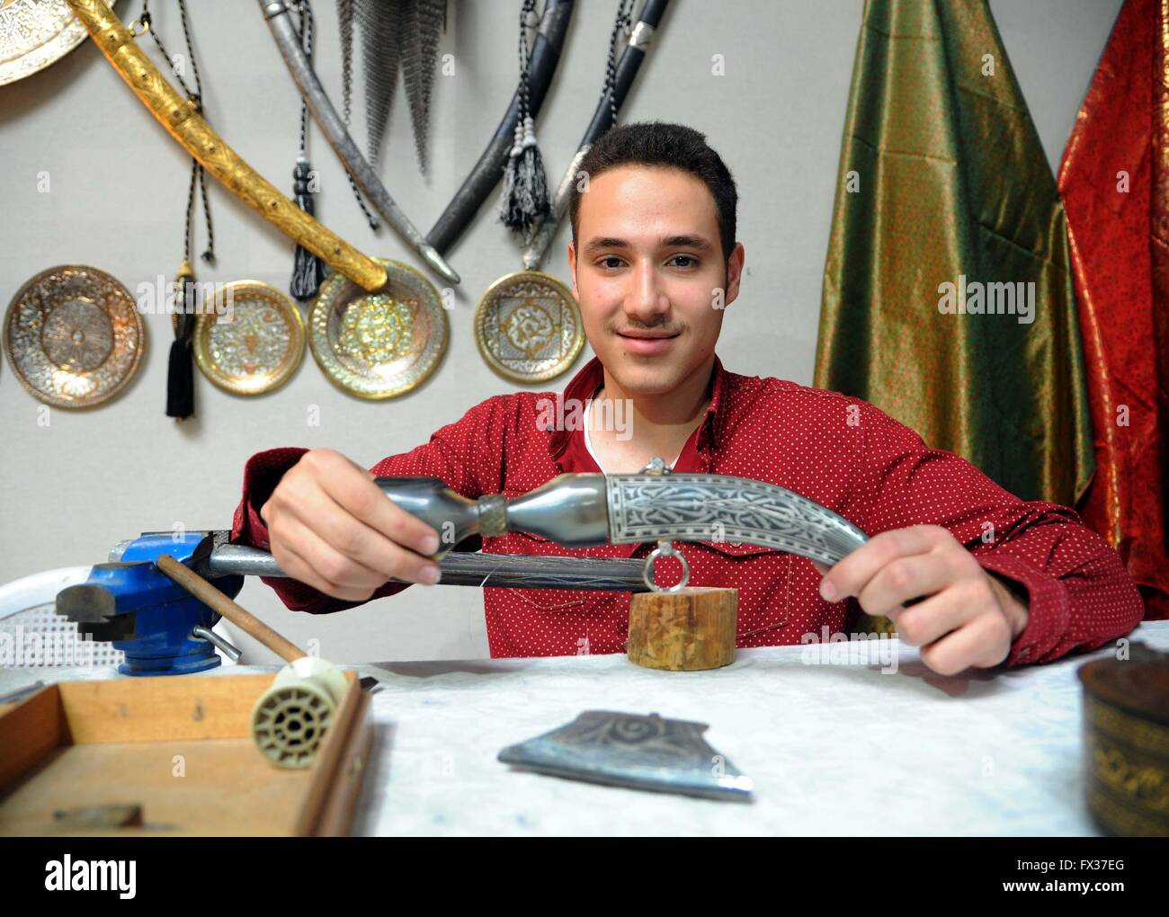 Damascu, Syria. 10th Apr, 2016. A Syrian craftsman shows an engraved ...