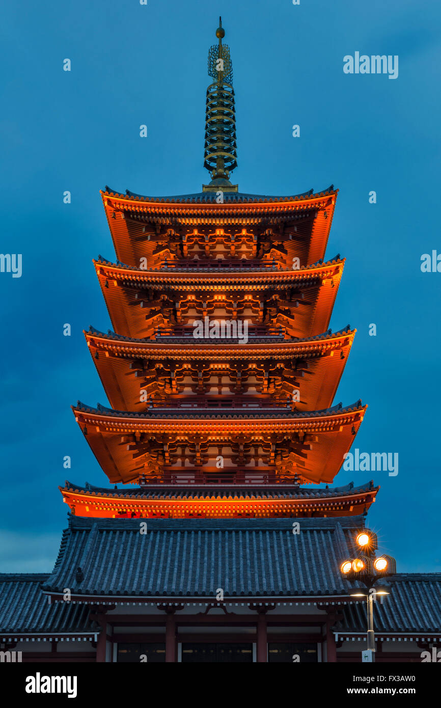 Japanese temple lantern lit night hi-res stock photography and images ...