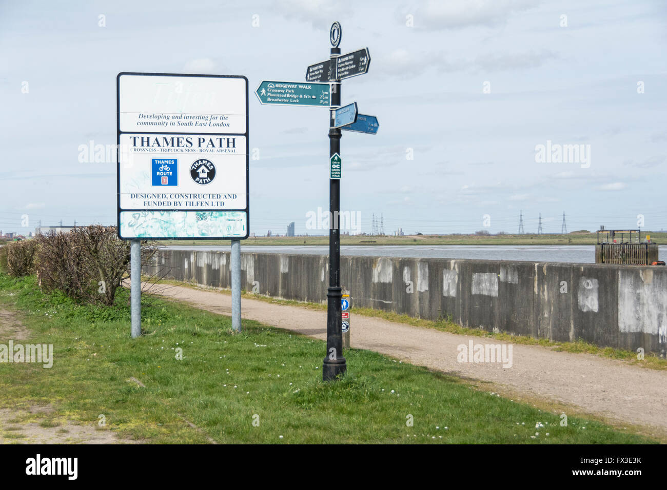Thames pathway hi-res stock photography and images - Alamy