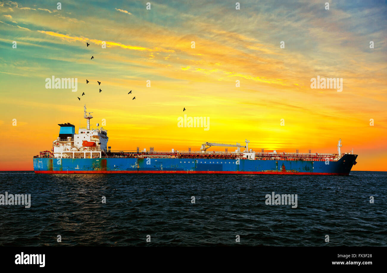 Yellow tanker hi-res stock photography and images - Alamy