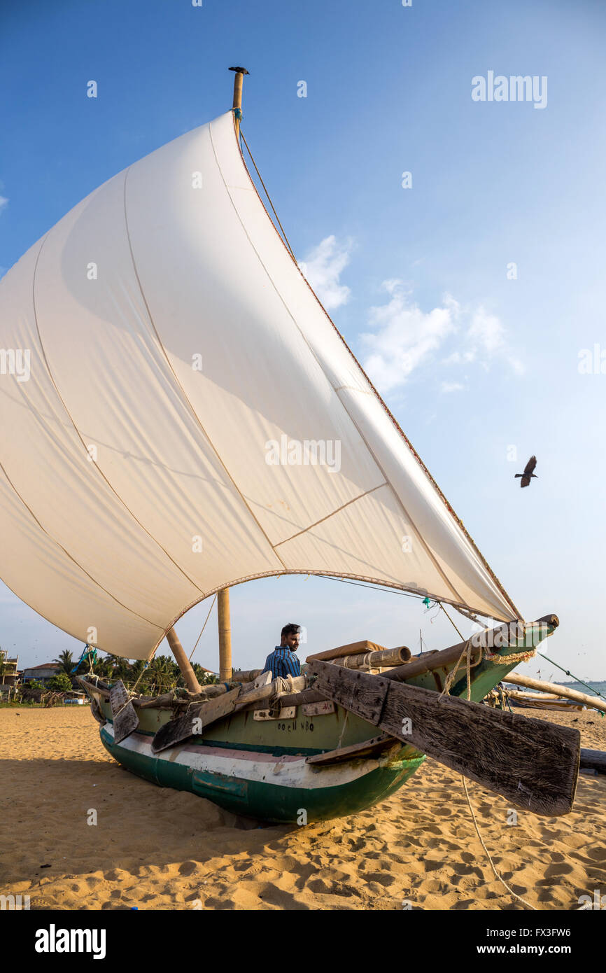 Old outrigger canoe on beach hi-res stock photography and images - Alamy