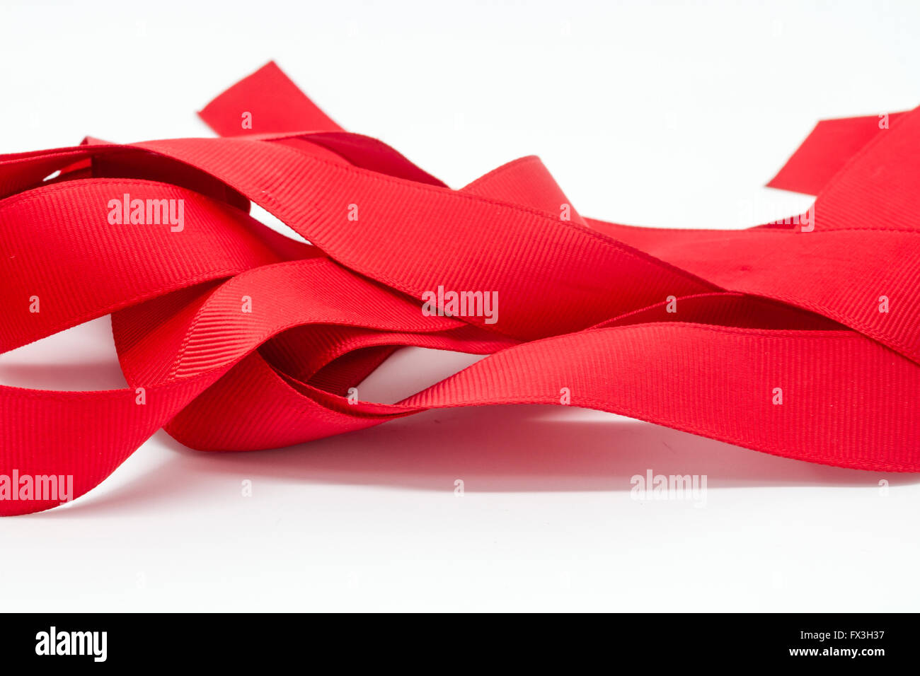 Red ribbon bows hi-res stock photography and images - Alamy