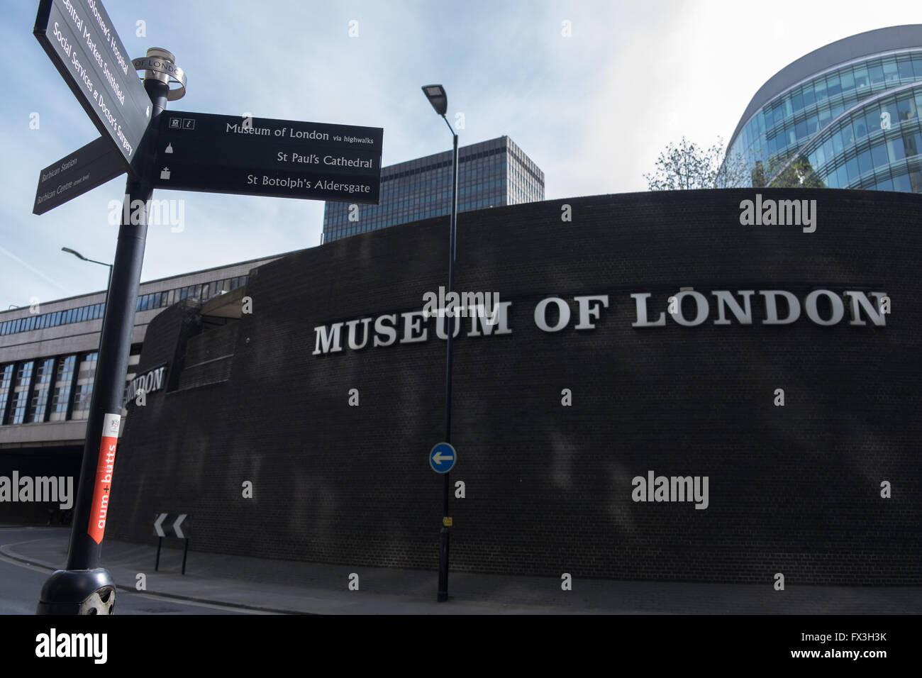 London museum entrance sign hi-res stock photography and images - Alamy