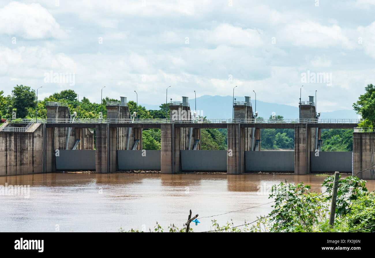 Closed dam gate hi-res stock photography and images - Alamy