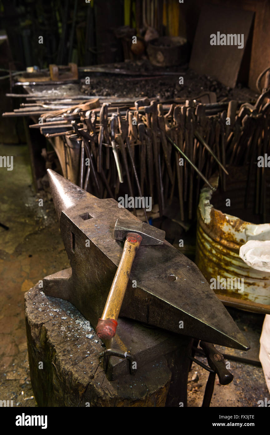 Blacksmith workshop-Anvil and Hammer Stock Photo - Alamy