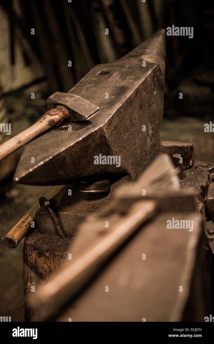 Blacksmith workshop-Anvil and Hammer Stock Photo - Alamy