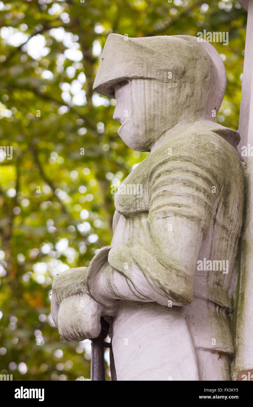 Knights statue hi-res stock photography and images - Alamy