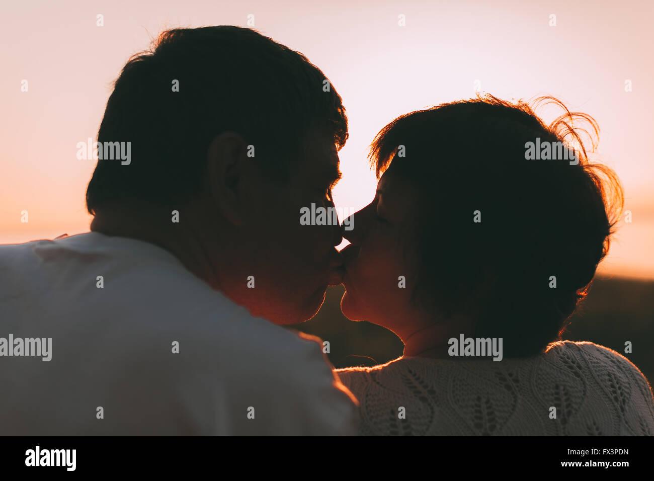 Couple closeup kiss hi-res stock photography and images - Alamy