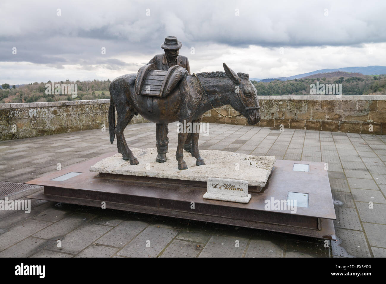 Bronze statue, Piazza Fortezza in Pitigliano, Toscana, Italia Stock ...