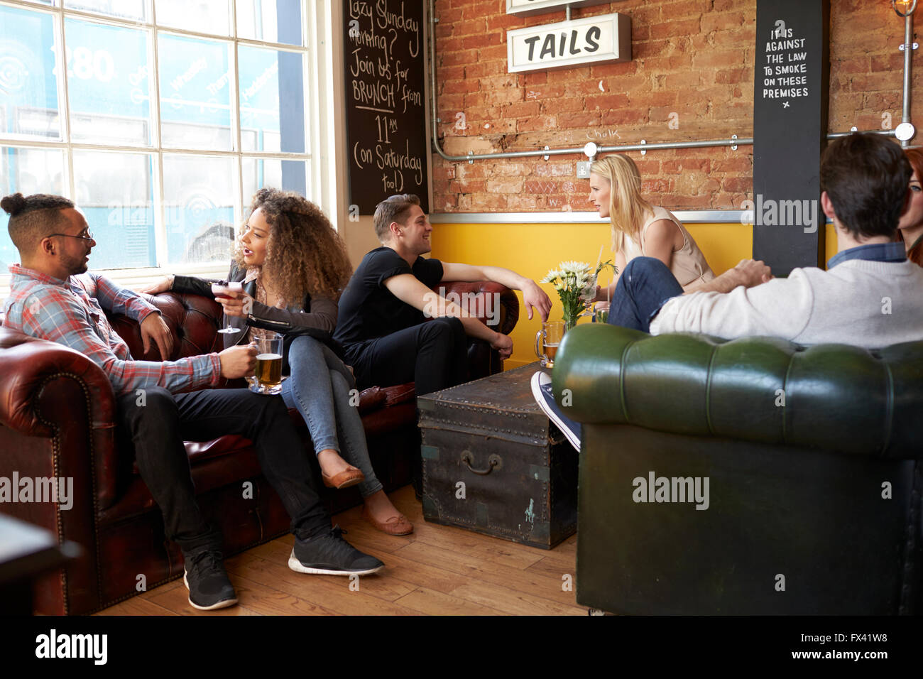 Six friends bar hi-res stock photography and images - Alamy