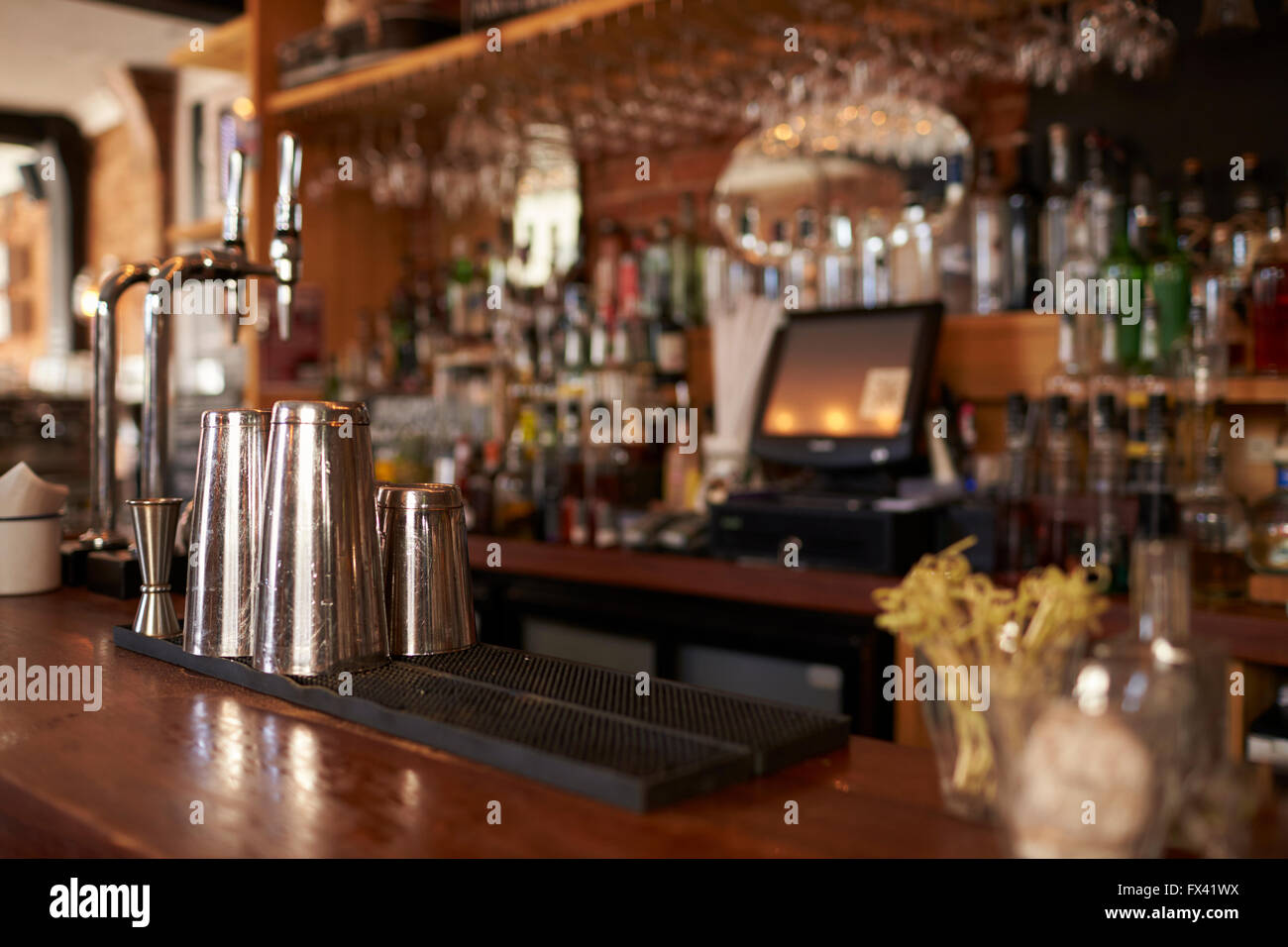 Empty cocktail bar hi-res stock photography and images - Alamy