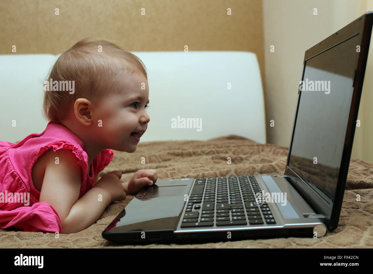 Child and computer hi-res stock photography and images - Alamy