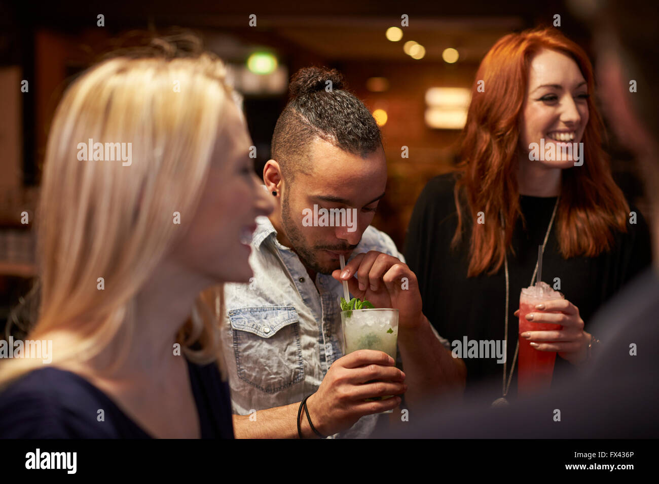 Cocktail bar friends hi-res stock photography and images - Alamy