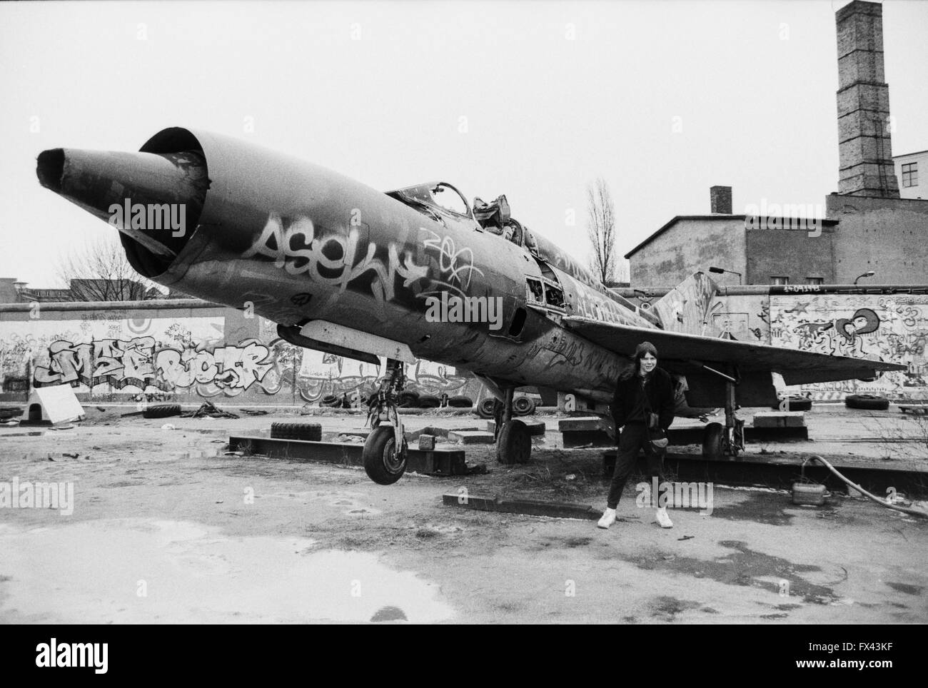 Berlin wall art on Black and White Stock Photos & Images - Alamy