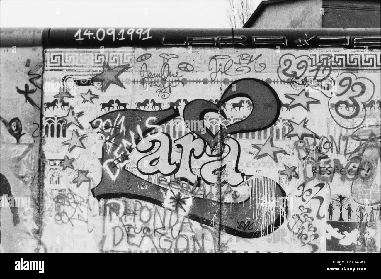 Archive image of graffiti on the remains of the Berlin Wall, Potsdamer ...