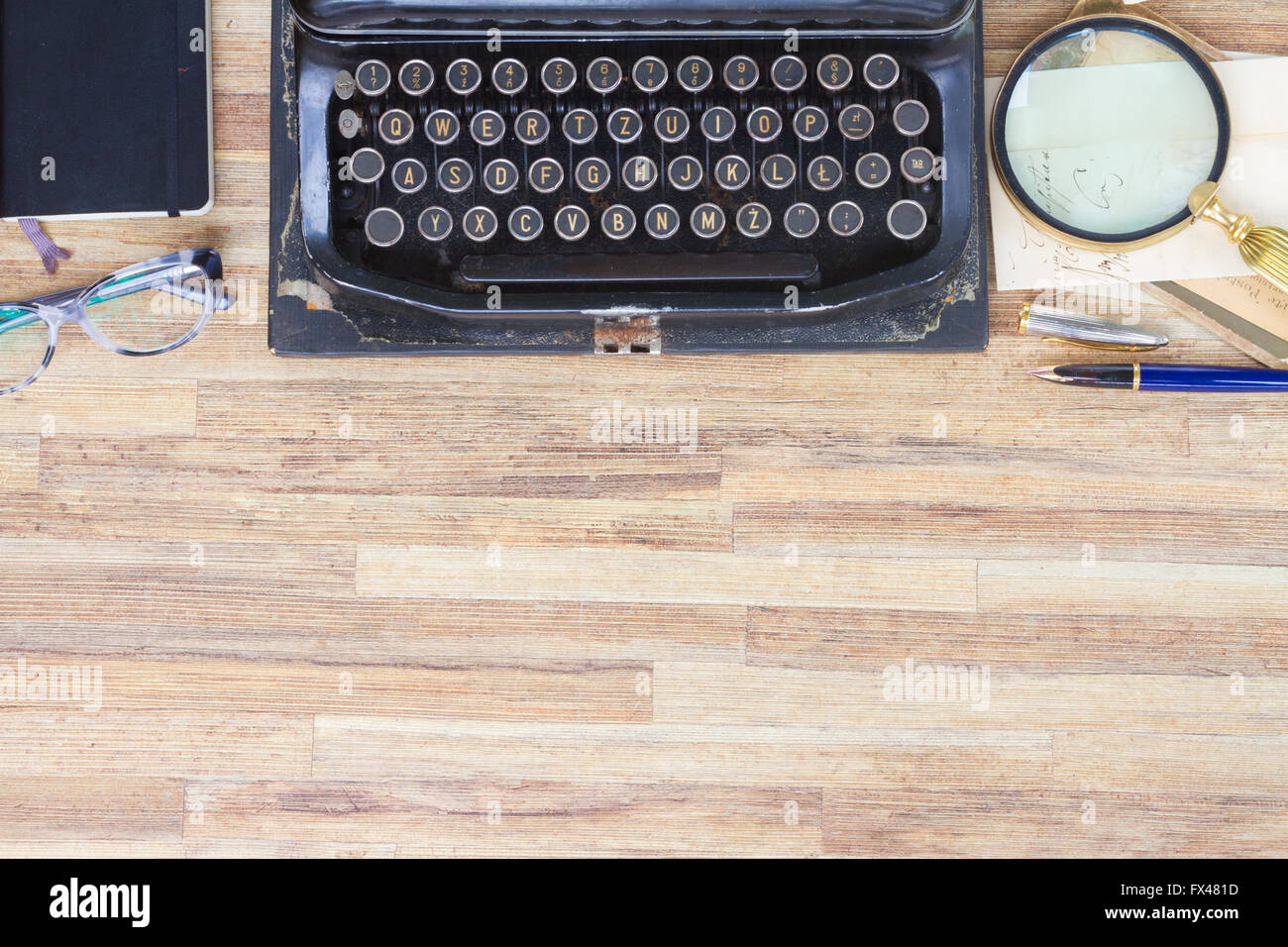 typewriter on table Stock Photo - Alamy