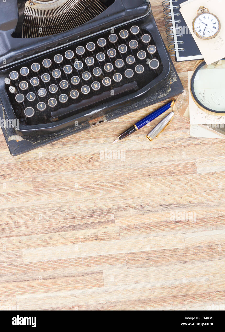 typewriter on table Stock Photo - Alamy