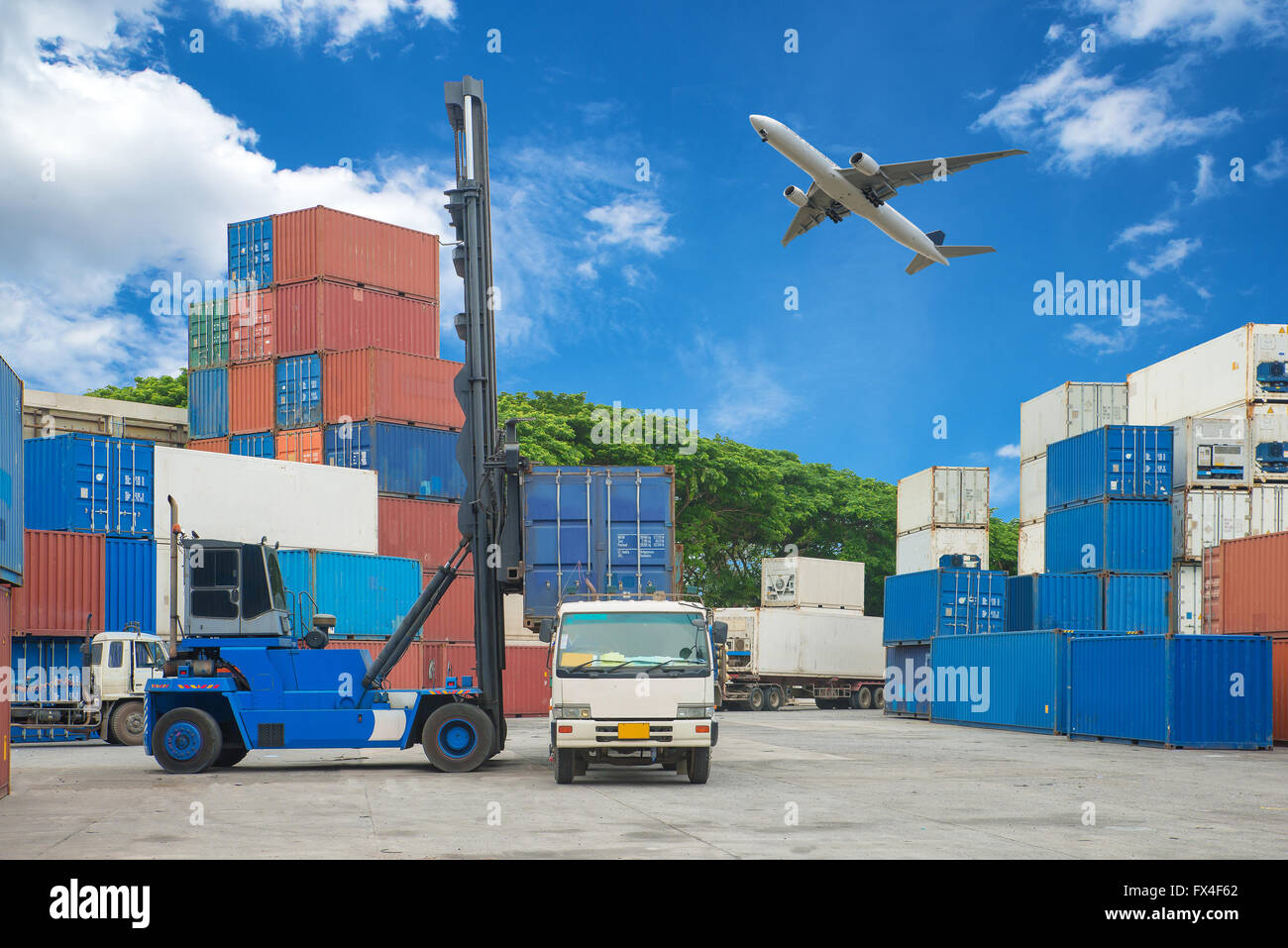Container handling crane hi-res stock photography and images - Alamy