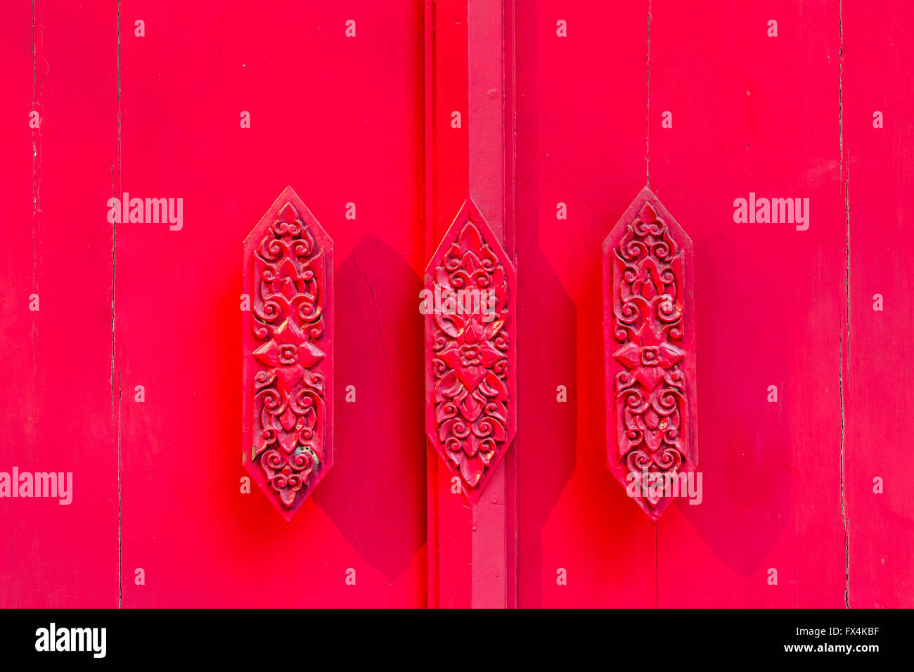 Red door handle Stock Photo - Alamy