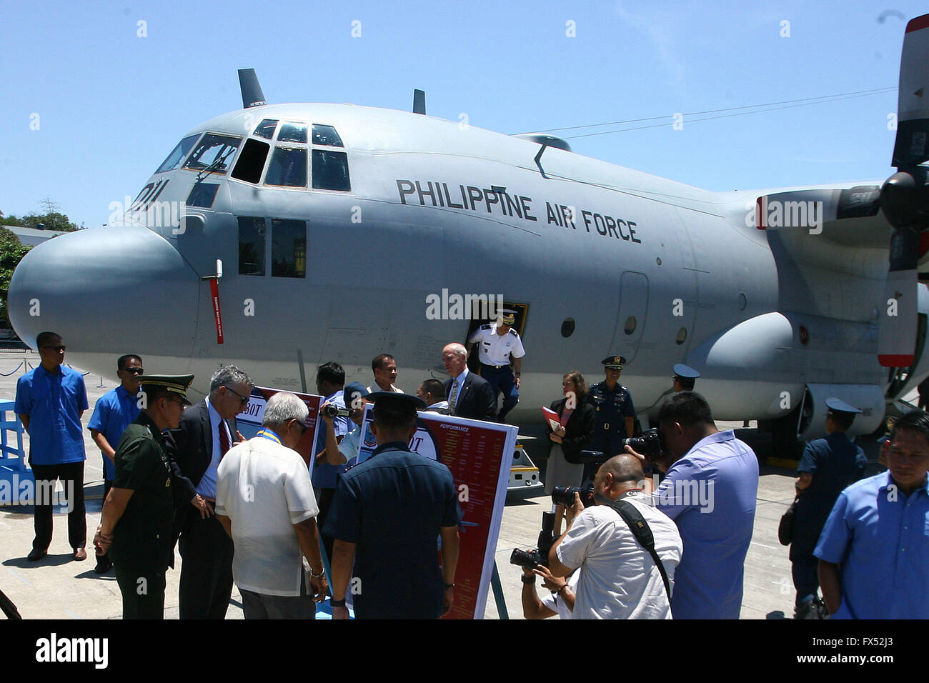 Pasay City, Philippines. 12th Apr, 2016. Officers from the Philippine ...