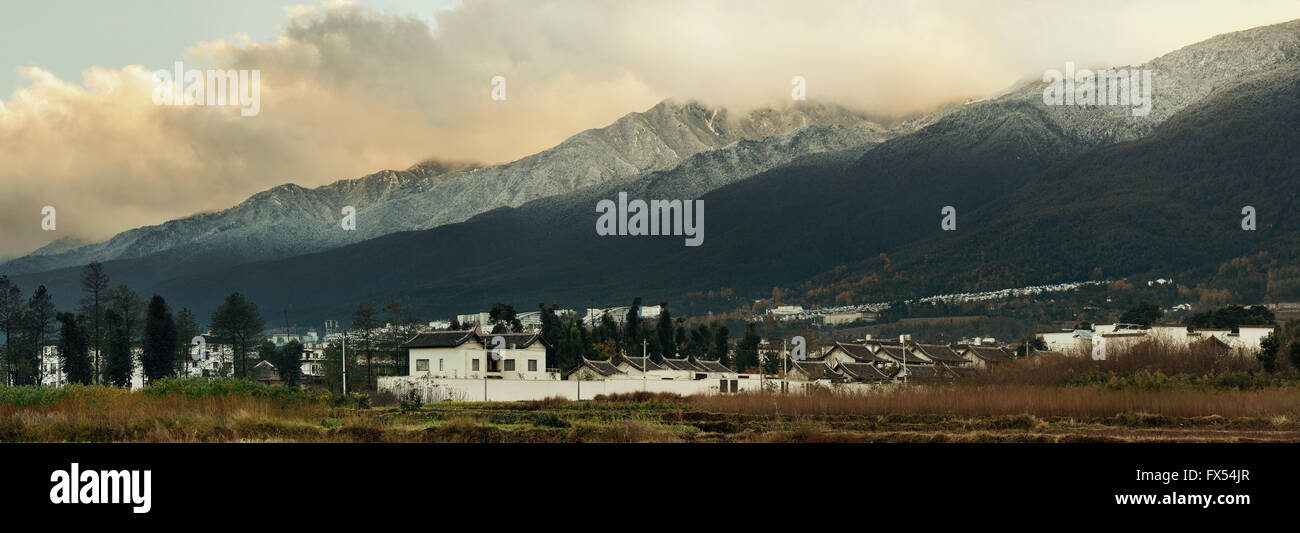 Dali old town rooftop view with snow capped Mt Cangshan. Yunnan, China ...
