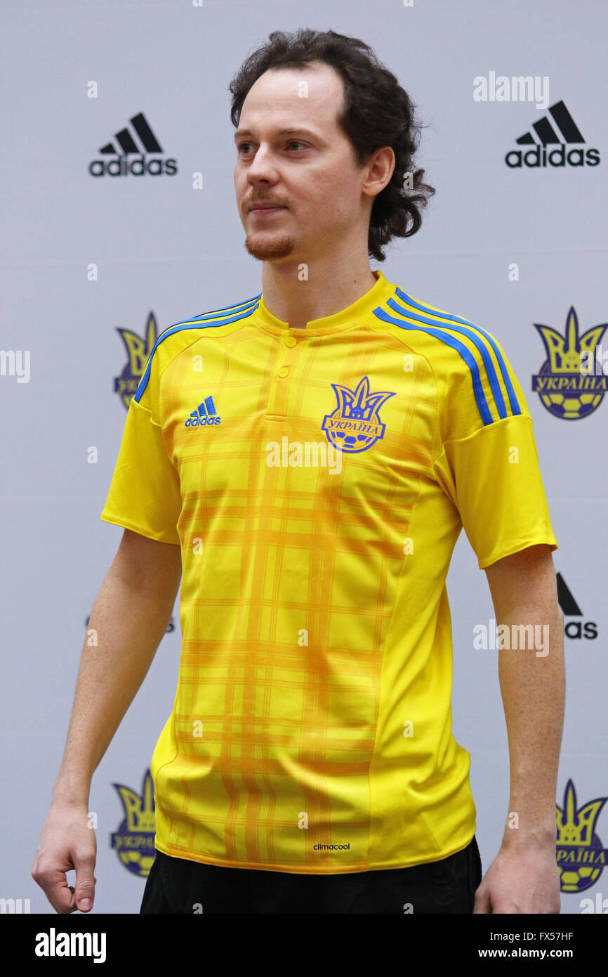 Ukraine football kit hi-res stock photography and images - Alamy