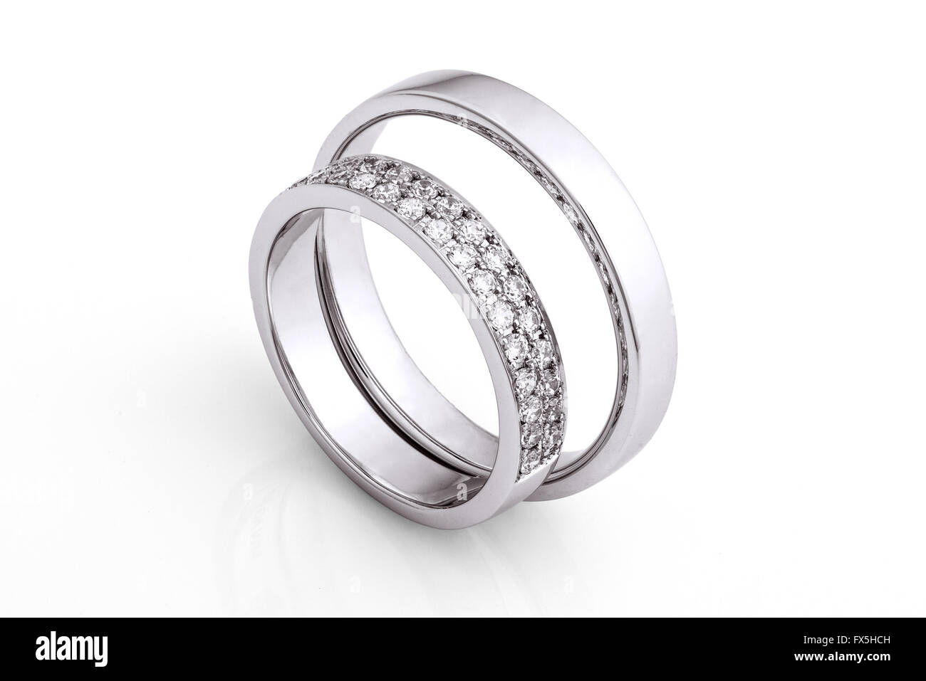 his and hers wedding rings set Stock Photo - Alamy