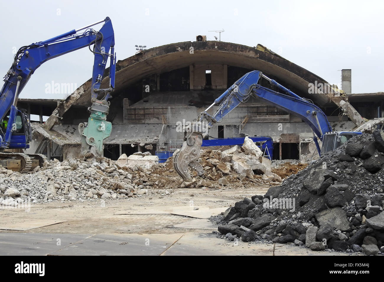 Demolition machine hi-res stock photography and images - Alamy