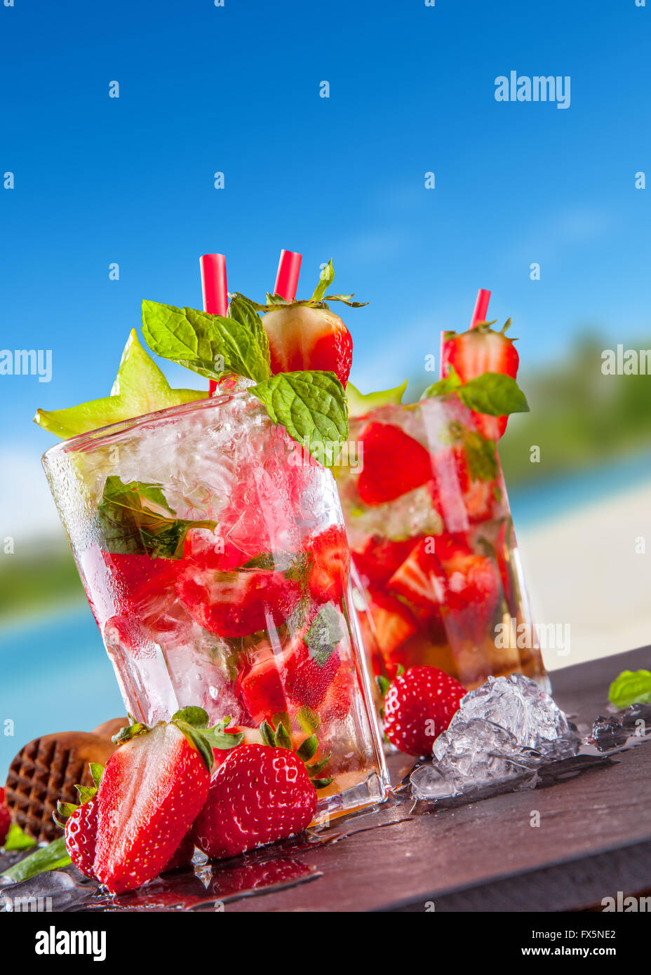 Summer beach cocktail hi-res stock photography and images - Alamy
