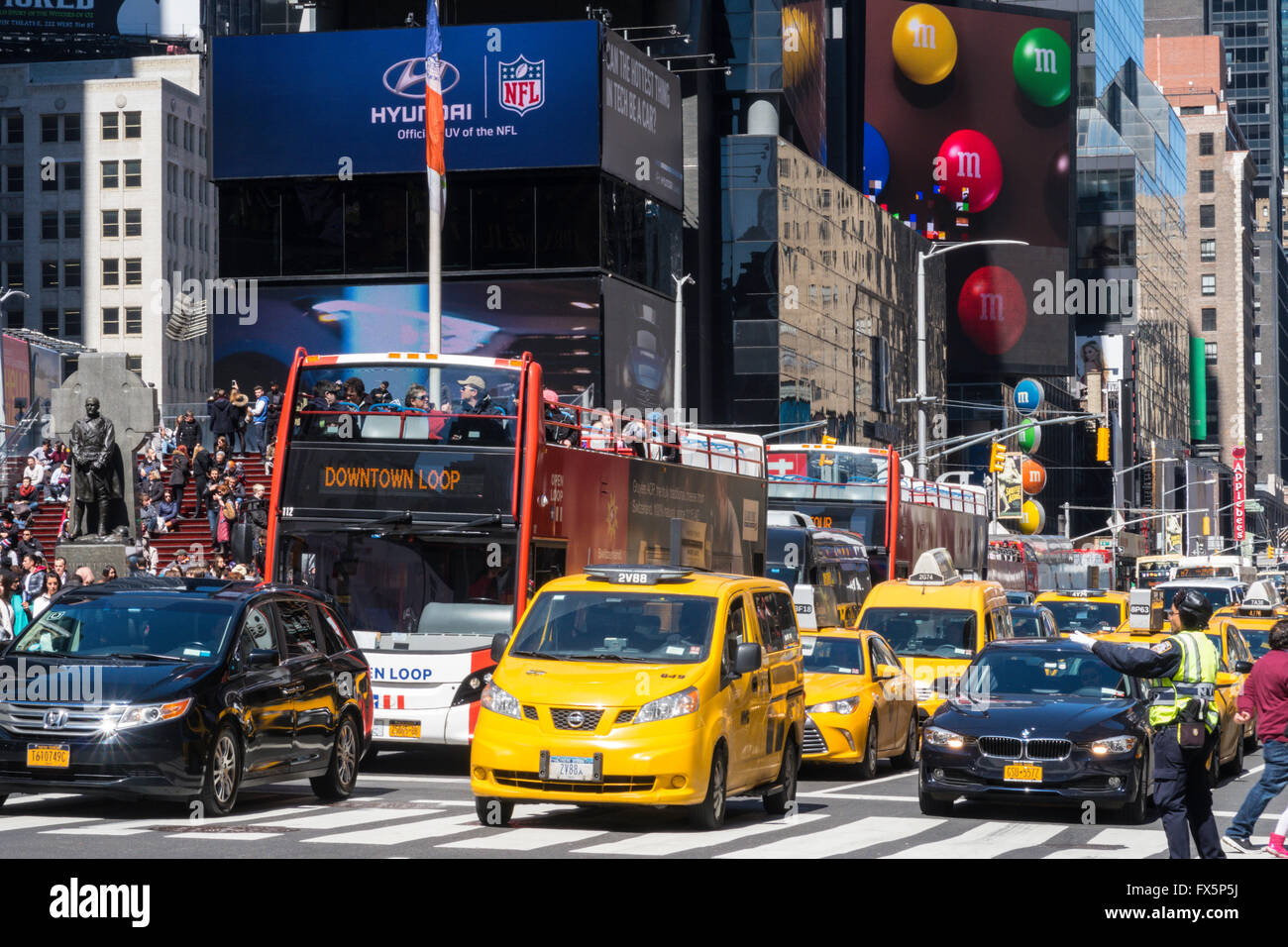 Busy crosswalk in times hi-res stock photography and images - Alamy