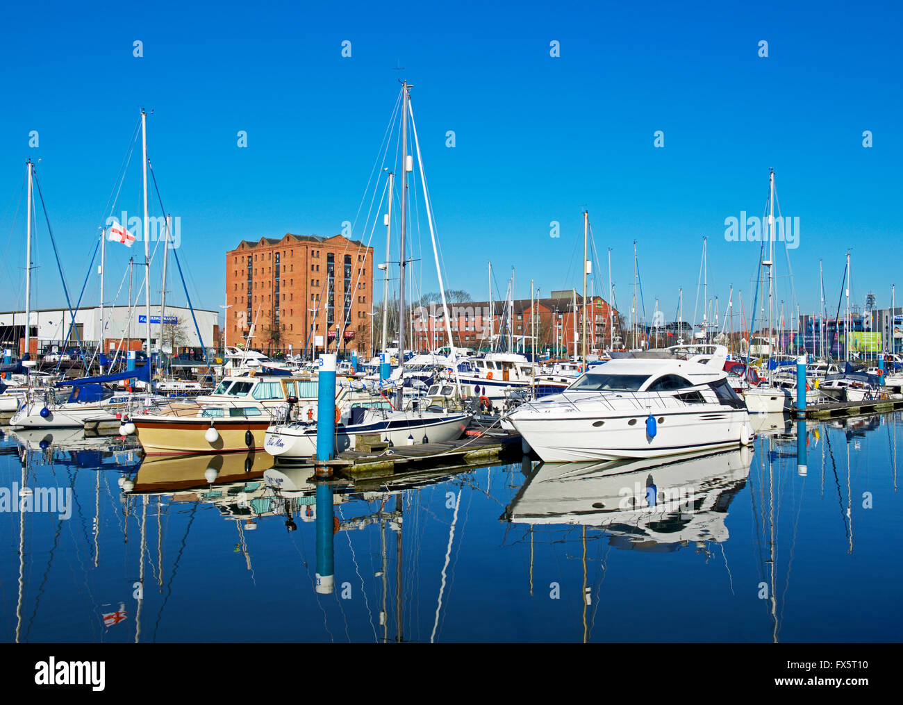 Hull marina reflections hi-res stock photography and images - Alamy