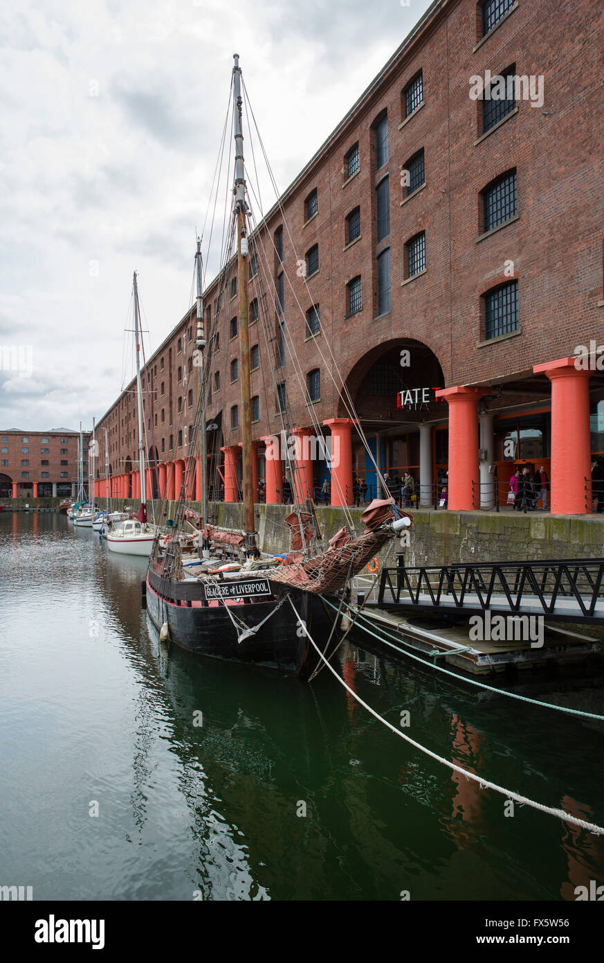 Albert dock, Liverpool with the Tate Gallery,boats and basin Stock ...