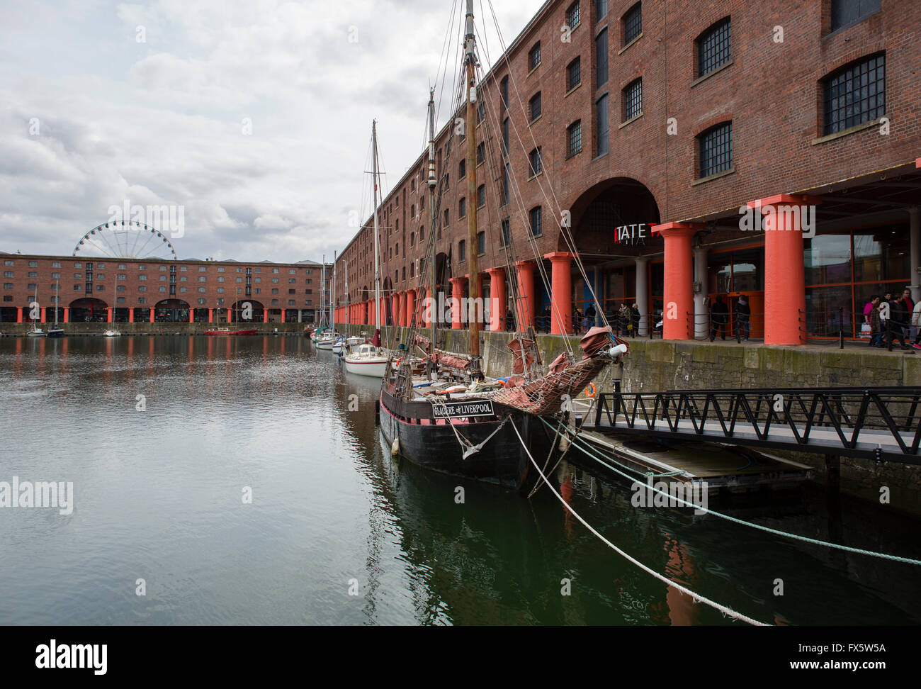 Albert dock, Liverpool with the Tate Gallery,boats and basin Stock ...