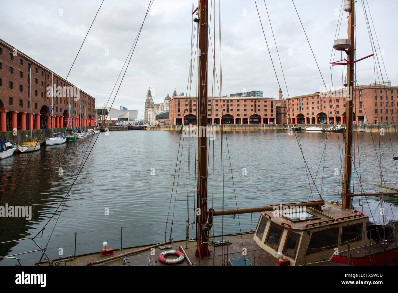 Albert dock, Liverpool with the Tate Gallery,boats and basin Stock ...