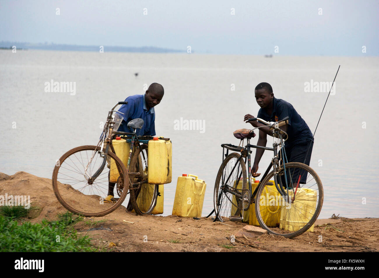 Collecting water africa hi-res stock photography and images - Alamy