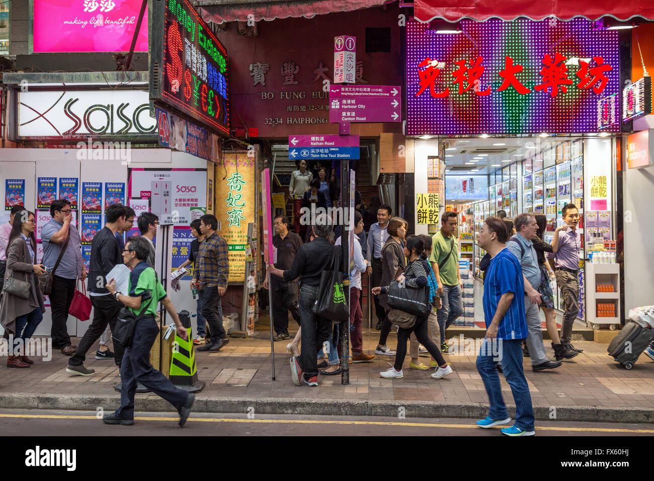 Crowded pavement hi-res stock photography and images - Alamy