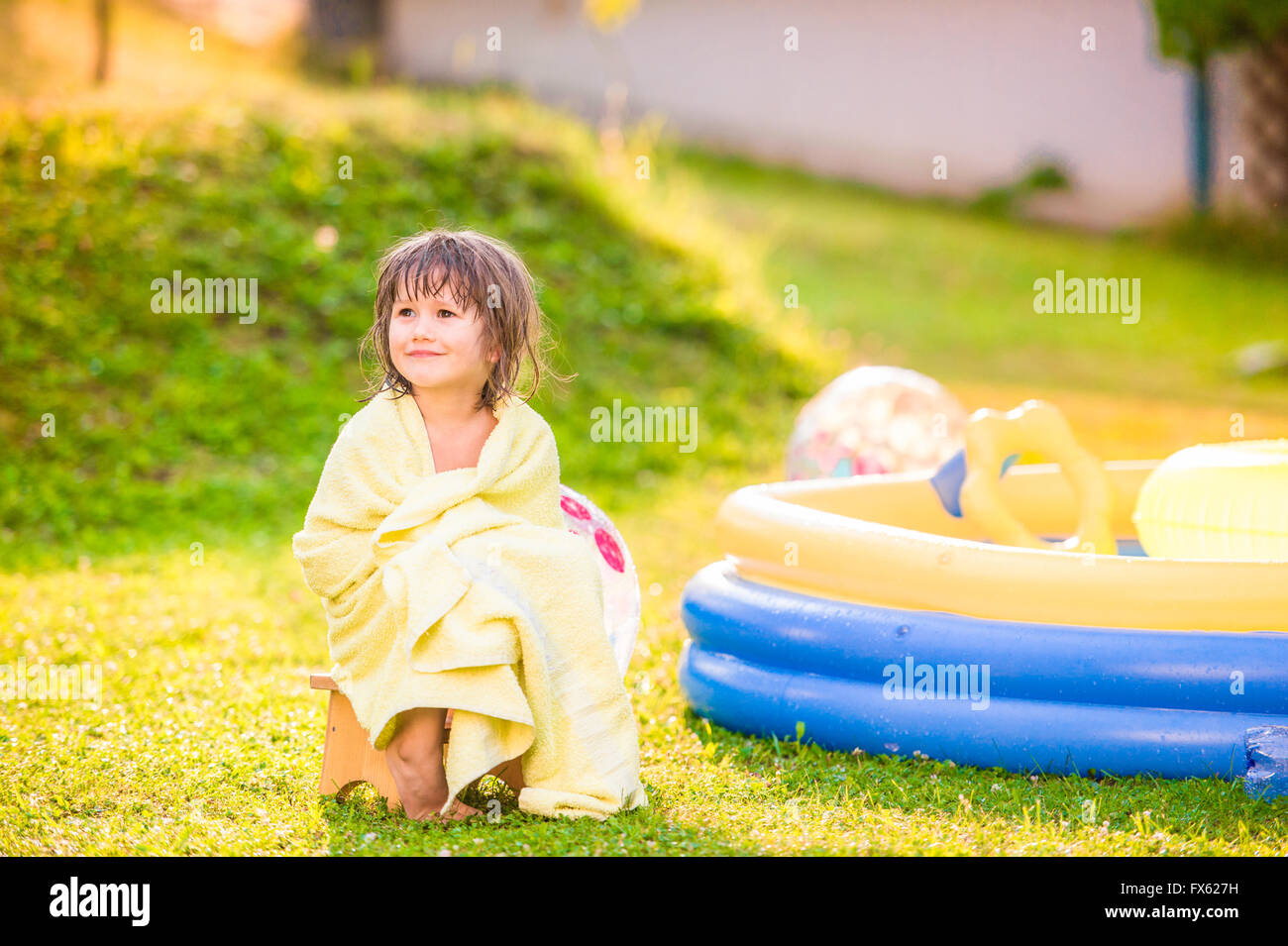Child towel back girl hi-res stock photography and images - Alamy