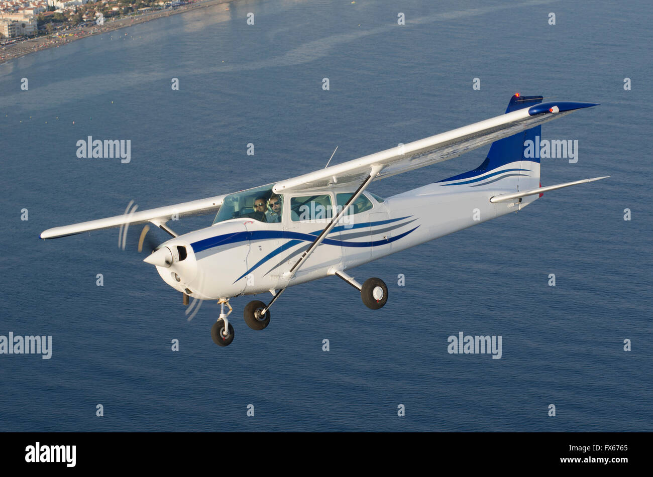 Airplane flying over europe view hi-res stock photography and images ...