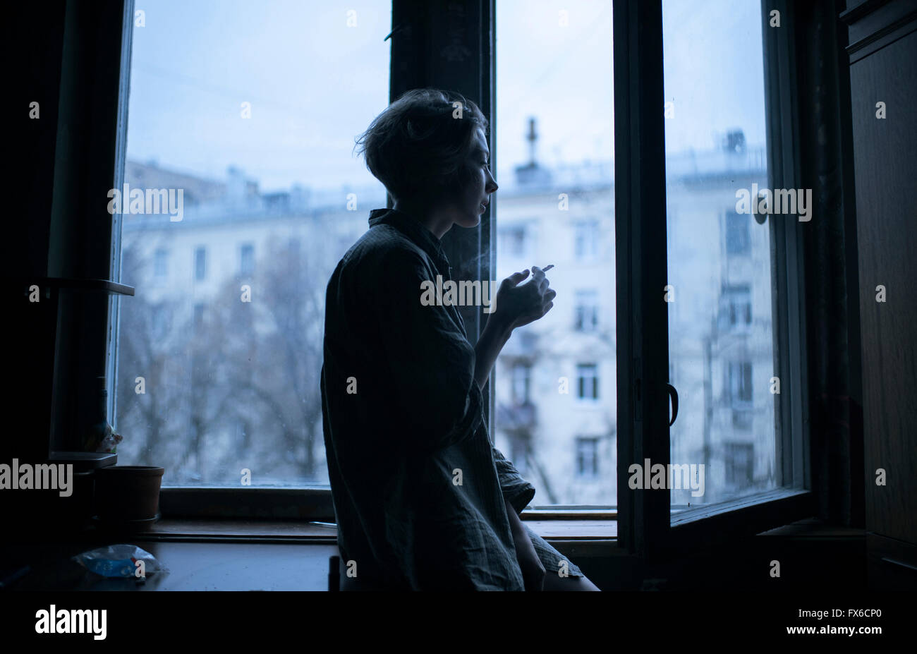 Women candid smoking hi-res stock photography and images - Alamy