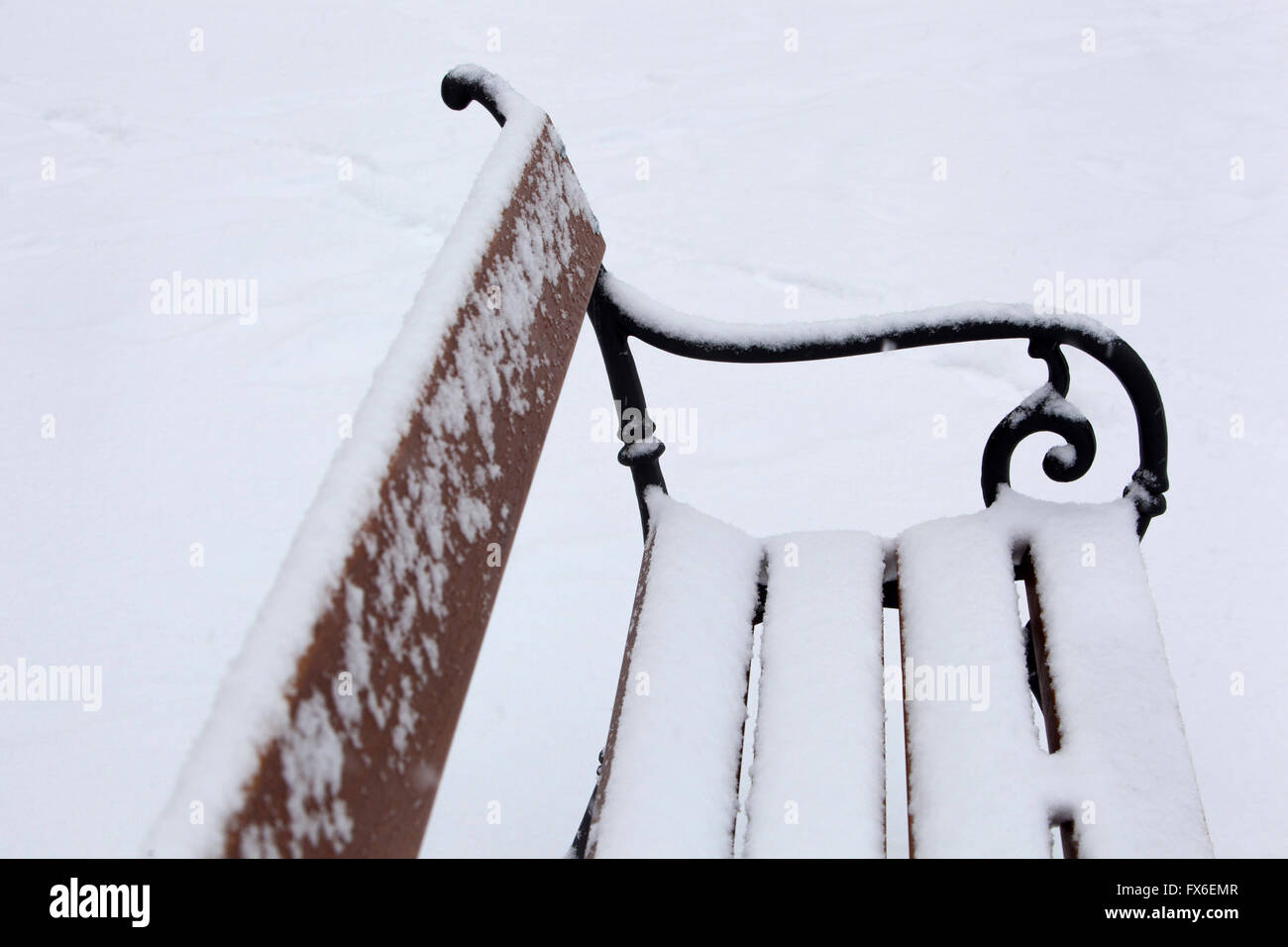 Snow-covered bench in the park bench snow seat Stock Photo - Alamy