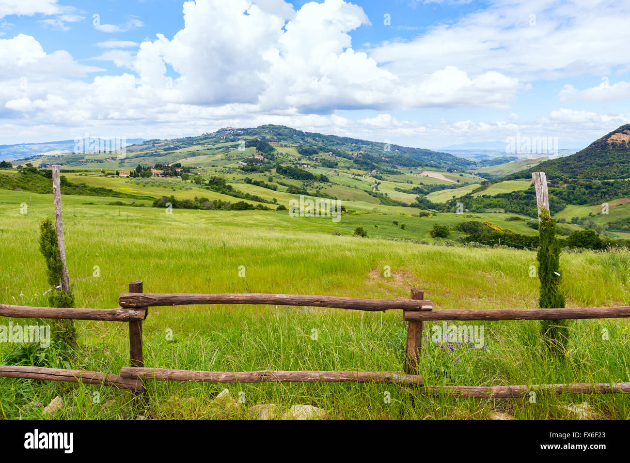 Magnificent Tuscan landscape, fields and meadows near Volterra in Italy ...