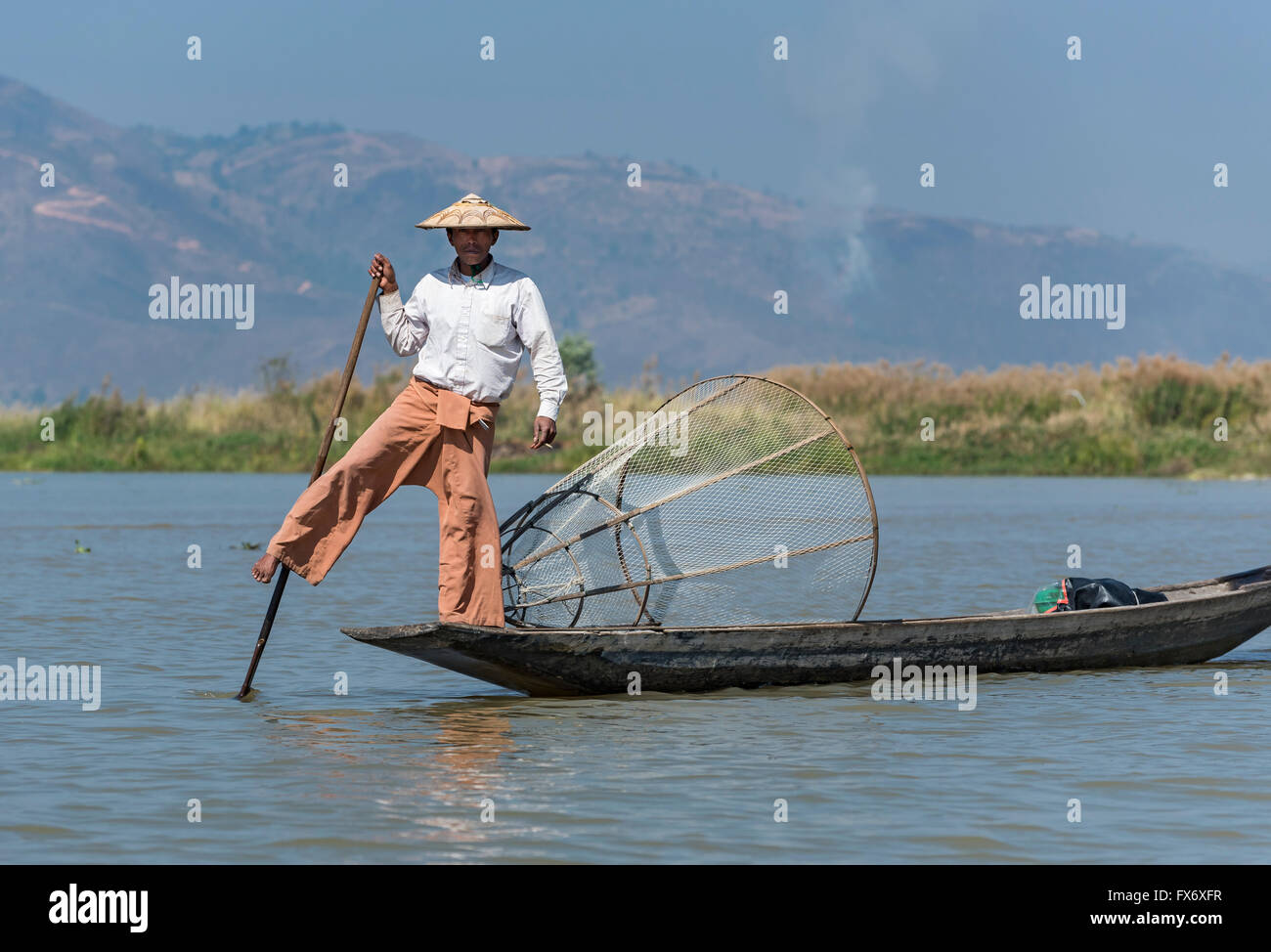 Leg-rowing Intha fisherman on Inle Lake, Burma (Myanmar Stock Photo - Alamy