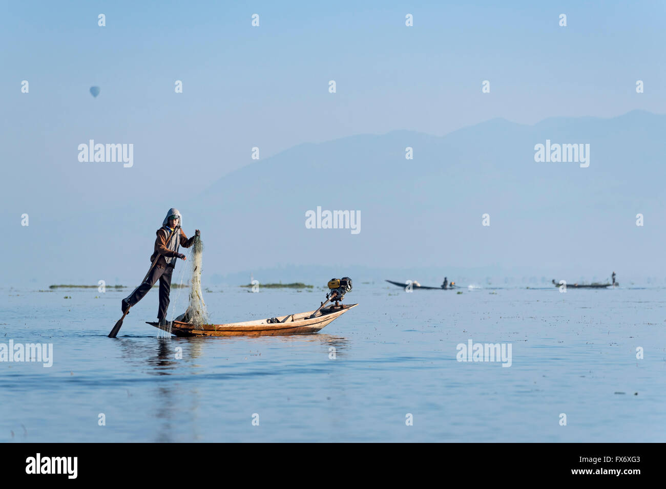 Leg-rowing Intha fisherman on Inle Lake, Burma (Myanmar Stock Photo - Alamy