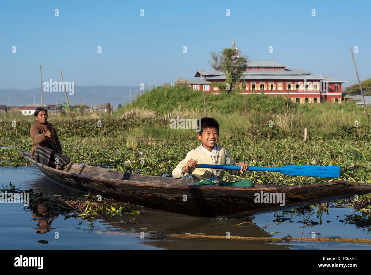 Intha people rowing boat, Inle Lake, Burma (Myanmar Stock Photo - Alamy